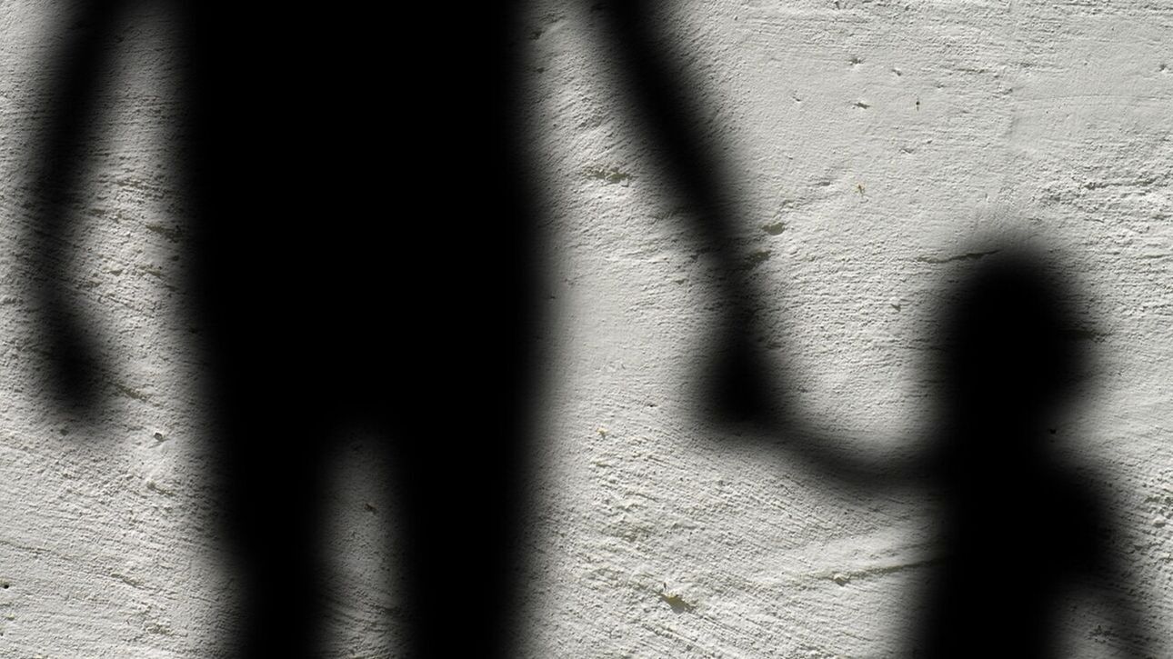 Φρίκη στο Πέραμα: Πατέρας συνελήφθη για την σεξουαλική κακοποίηση της ...