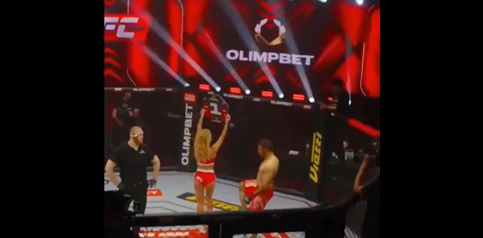 Η στιγμή που Ιρανός μαχητής MMA κλωτσά κοπέλα στο ρινγκ επειδή ...