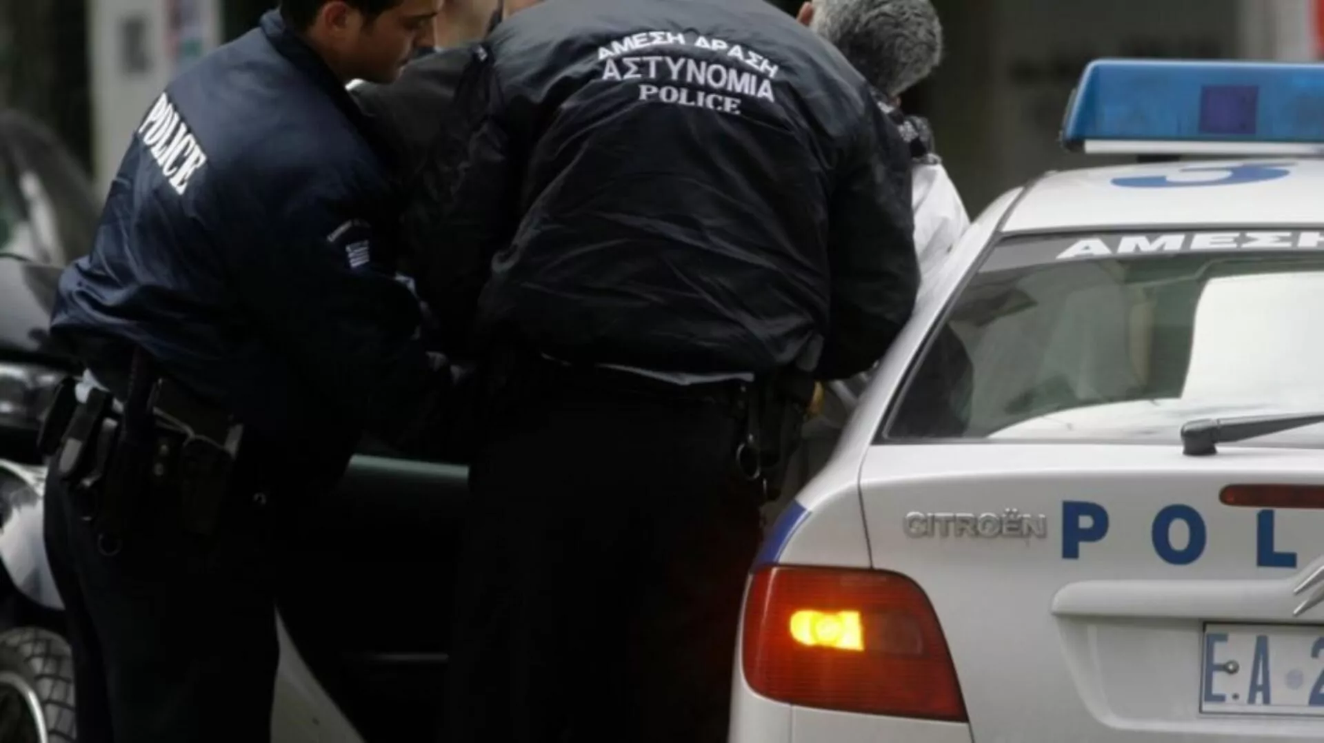 Βίντεο: Τον έστειλε στο 401 ΓΣΝΑ – Αλλοδαπός ξυλοκόπησε αστυνομικό στο ...