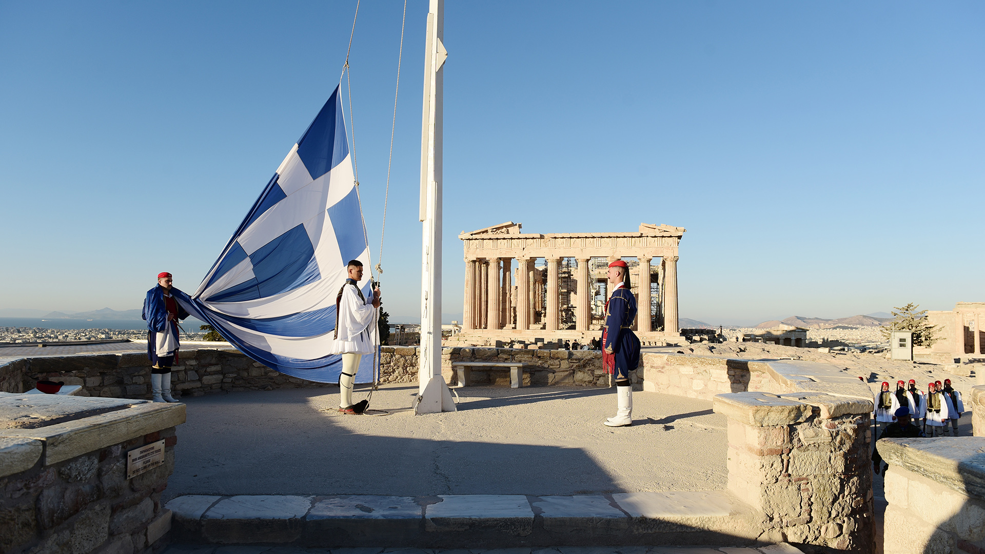 28η Οκτωβρίου: Εντυπωσιακές εικόνες από την έπαρση της σημαίας στον ...