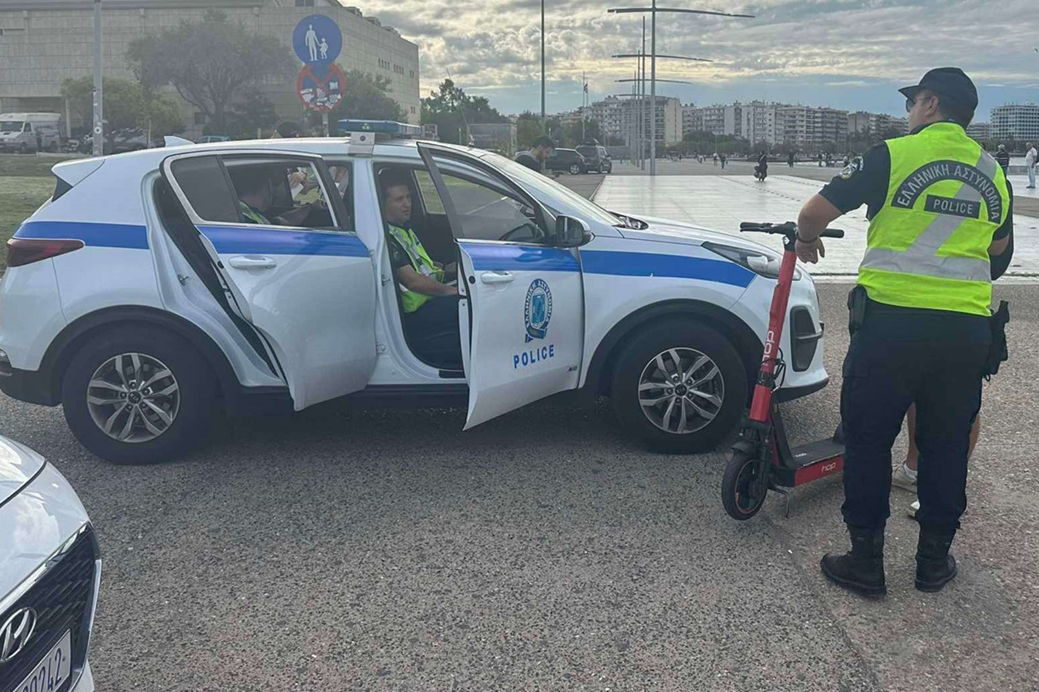 Θεσσαλονίκη: «Βροχή» τα πρόστιμα σε άτομα που οδηγούν ηλεκτρικά πατίνια ...