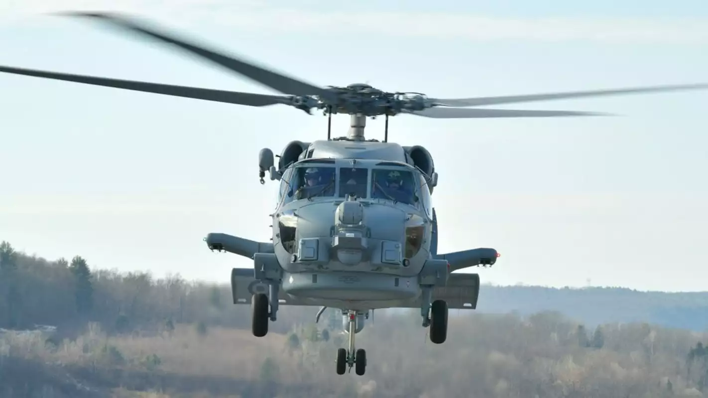 Αεροδιακομιδή με ελικόπτερο του Πολεμικού Ναυτικού μέλους πληρώματος ...