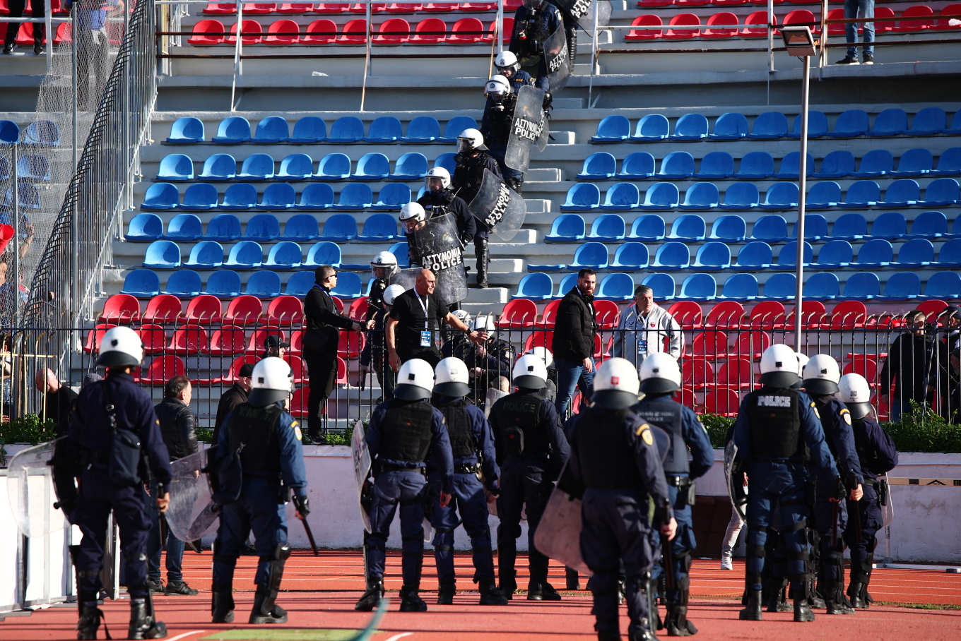 Χαμός στο ματς του Πανιώνιου με την Καλαμάτα: Επεισόδια μεταξύ των ...