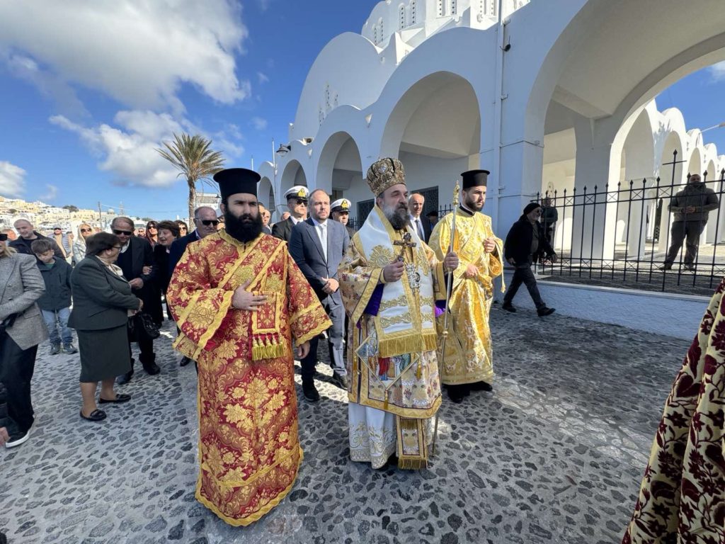 Με λιτανείες και προσευχές στον Θεό οι κάτοικοι της Σαντορίνης ...
