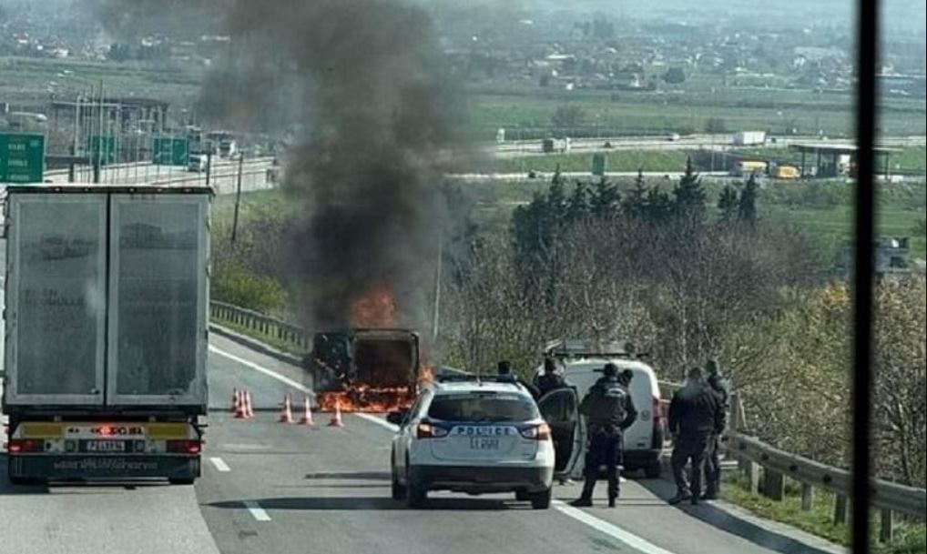 Εθνική Οδός Αθηνών – Θεσσαλονίκης: «Τυλίχθηκε» στις φλόγες όχημα ενώ ...