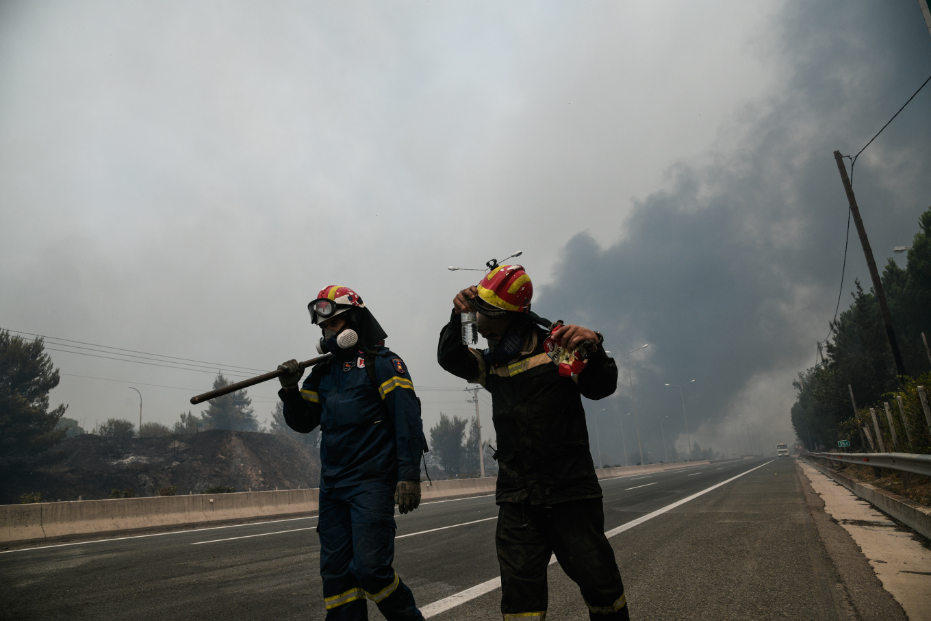 Καίγεται δασική έκταση στα Καλάβρυτα – Ισχυρές δυνάμεις της ...