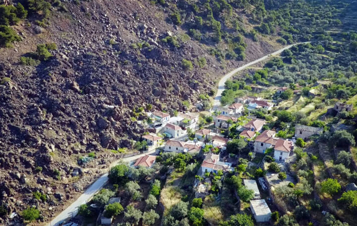 Καμμένη Χώρα: To μικρό χωριό στα Μέθανα που είναι χτισμένο δίπλα… στον ...