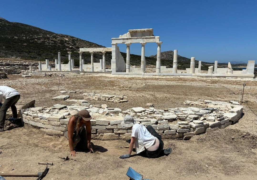 Νέα ευρήματα στο Ιερό του Απόλλωνα στη Μάντρα και στο Τσιμηντήρι ...