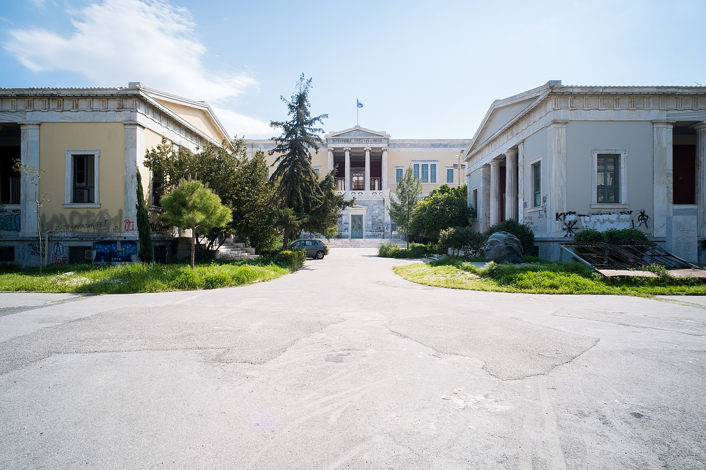 Βίντεο από το εσωτερικό του ΕΜΠ δείχνει εικόνες ντροπής που προκαλούν ...