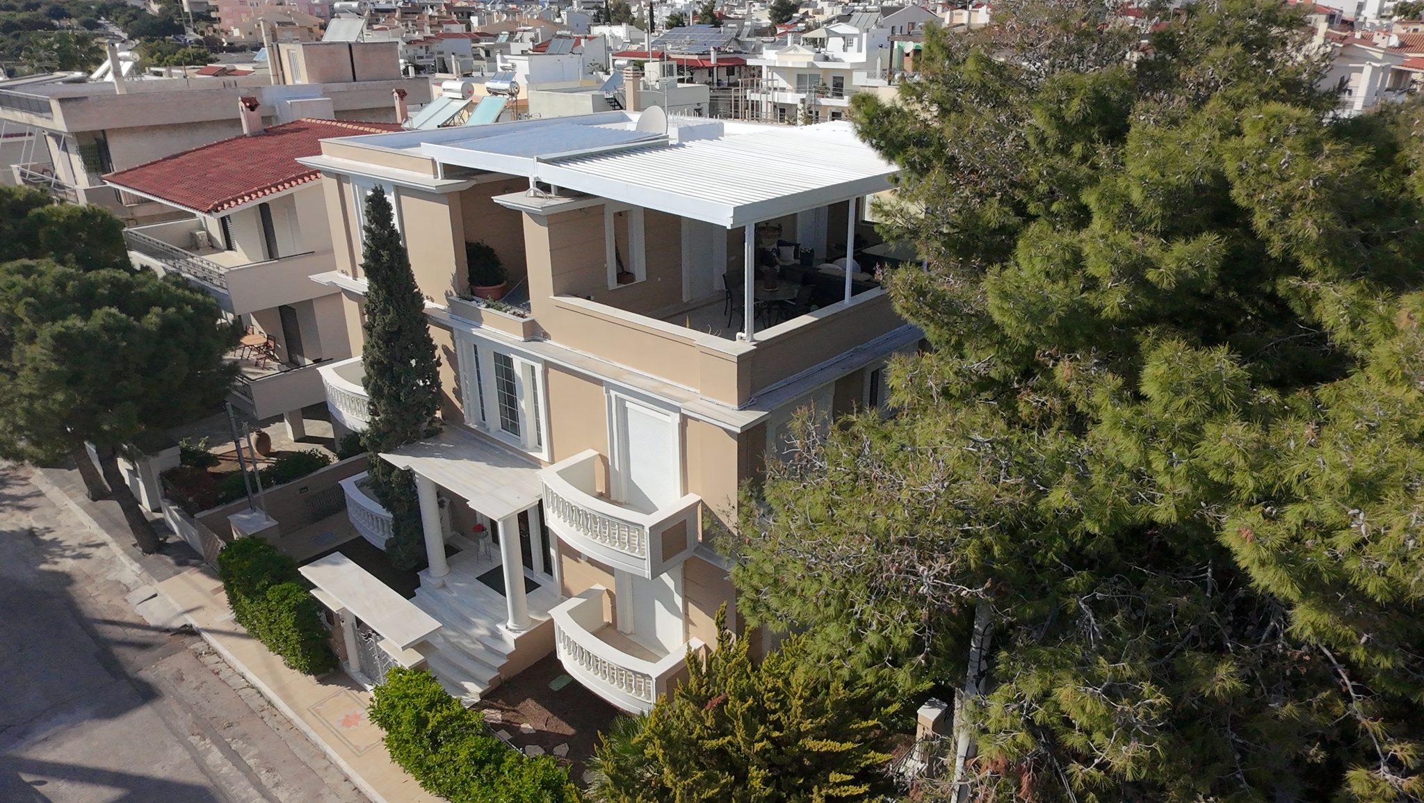 Μια εντυπωσιακή επιπλωμένη κατοικία στον Άλιμο λίγα μέτρα από τη ...