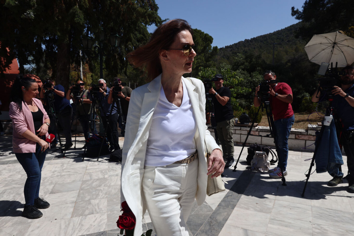Ντυμένη στα λευκά η Κάτια Δανδουλάκη στην κηδεία του Ν.Γαλανού: Τον ...