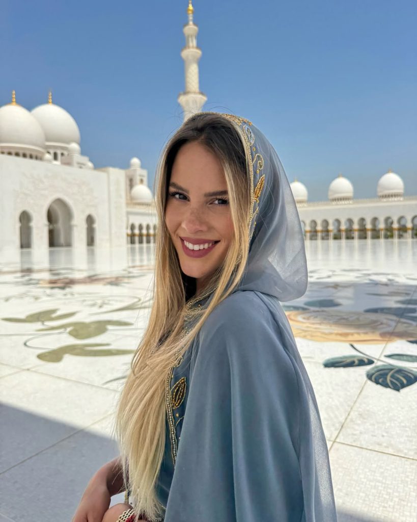 Μιλίτσα Τάσιτς: Η γοητευτική σύντροφος του Βιλντόζα απολαμβάνει τη βόλτα της στο Άμπου Ντάμπι ...