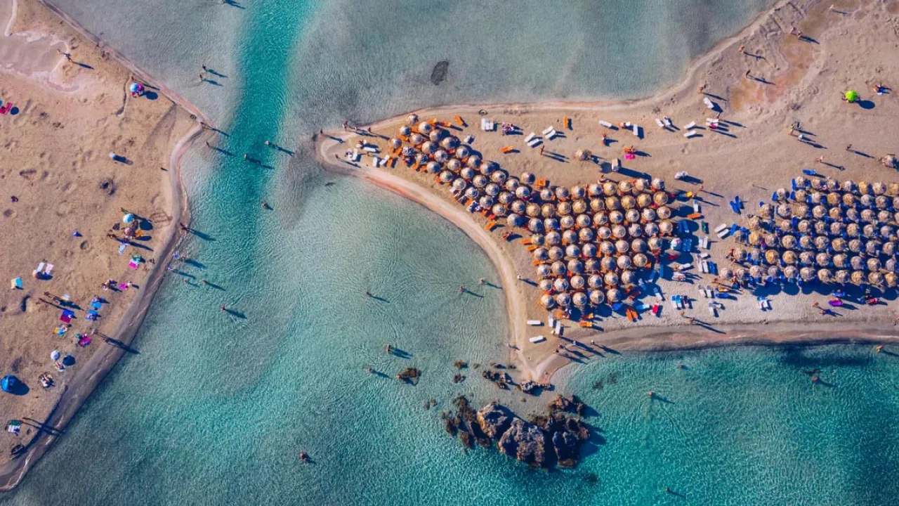 National Geographic: Η ελληνική παραλία που βρίσκεται ανάμεσα στις 14 ...