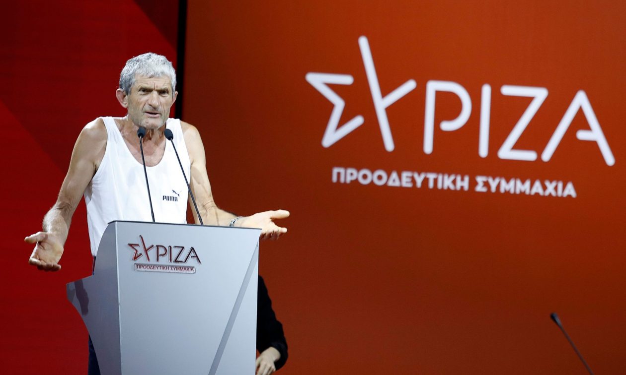Σύνεδρος του ΣΥΡΙΖΑ «έκλεψε» την παράσταση με το… φανελάκι του λόγω της ...