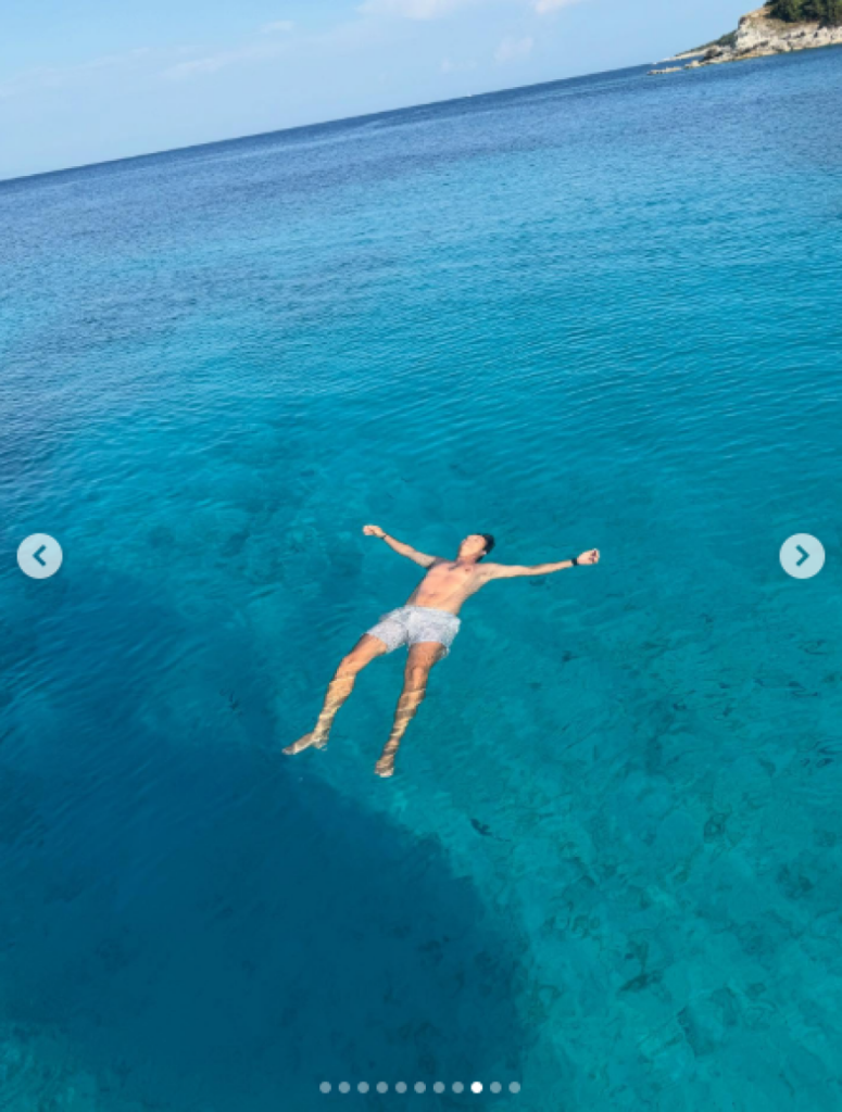 Στους Παξούς με την οικογένεια της η Ελένη Μενεγάκη – Ποζάρει με μαγιό στα τρικουάζ νερά (φωτο ...