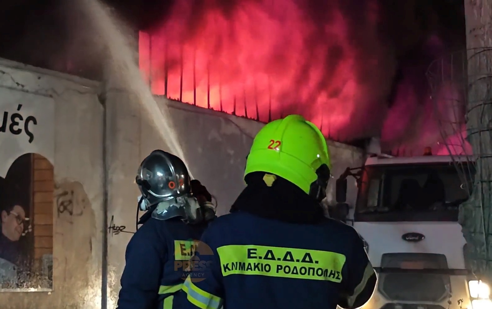 Κολωνός: Τέθηκε υπό έλεγχο η φωτιά που ξέσπασε σε αποθήκη ηλεκτρικών ...