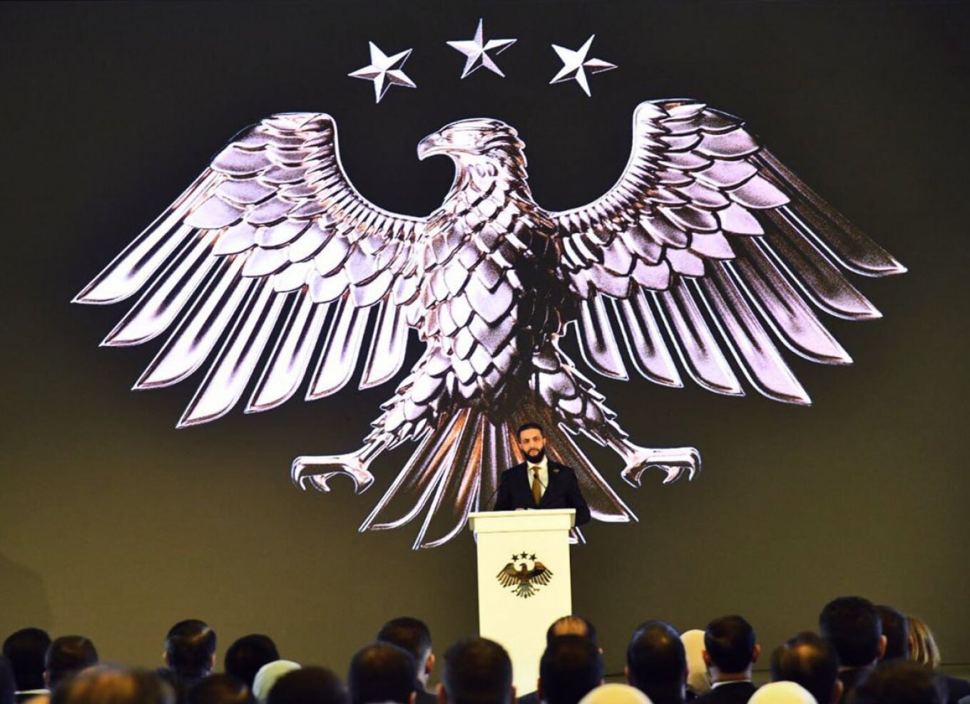 Παρουσιάστηκε το νέο έμβλημα της Συρίας με τον αετό και τα τρία αστέρια ...
