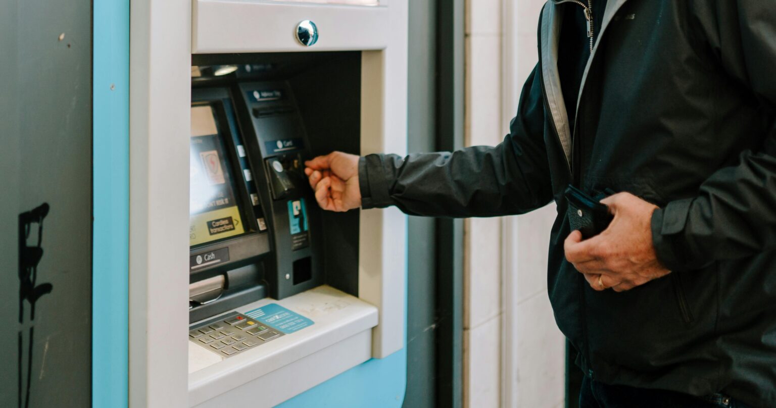 «Κλωνοποίηση» καρτών: H τεράστια απάτη που στήνεται στα ΑΤΜ με θύματα ...