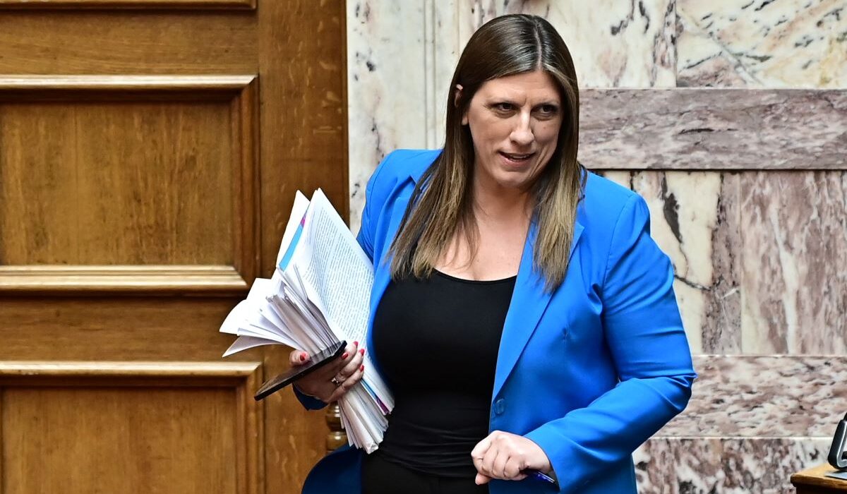 Απούσα από την 51η επέτειο για την αποκατάσταση της Δημοκρατίας η Ζ ...