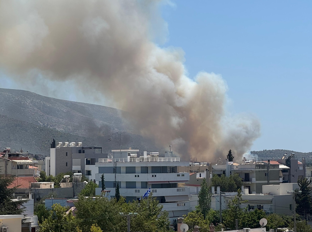 Φωτιά στον Υμηττό: Ξέσπασαν δύο εστίες σε διαφορετικά σημεία – Πώς ...