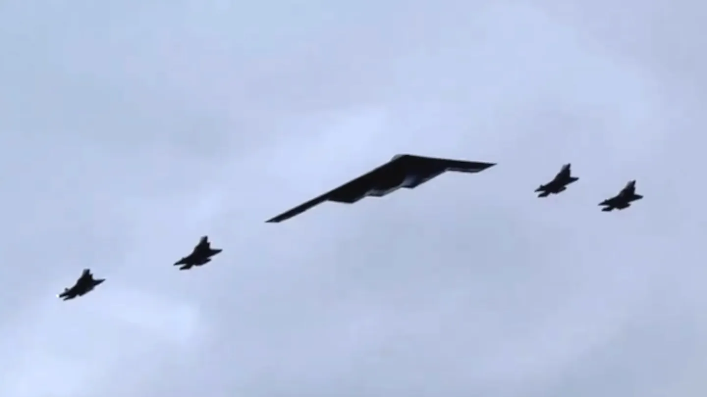 Η λάθος «ανάγνωση» για τις πτήσεις των B-2 και F-22 στην επισκεψη Πούτιν: Απέτιαν φόρο τιμής ...