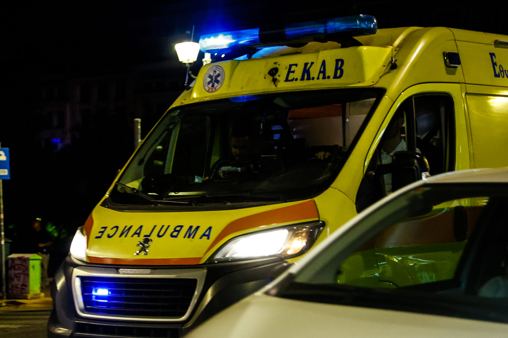Λεωφόρος Βουλιαγμένης: Τροχαίο ατύχημα με έναν τραυματία μετά την ...