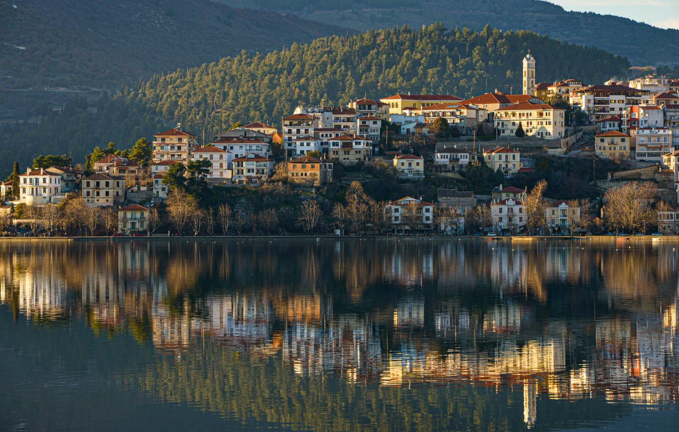 Καστοριά: Η «αρχόντισσα» της Μακεδονίας είναι ο κορυφαίος ρομαντικός προορισμός για το φθινόπωρο ...