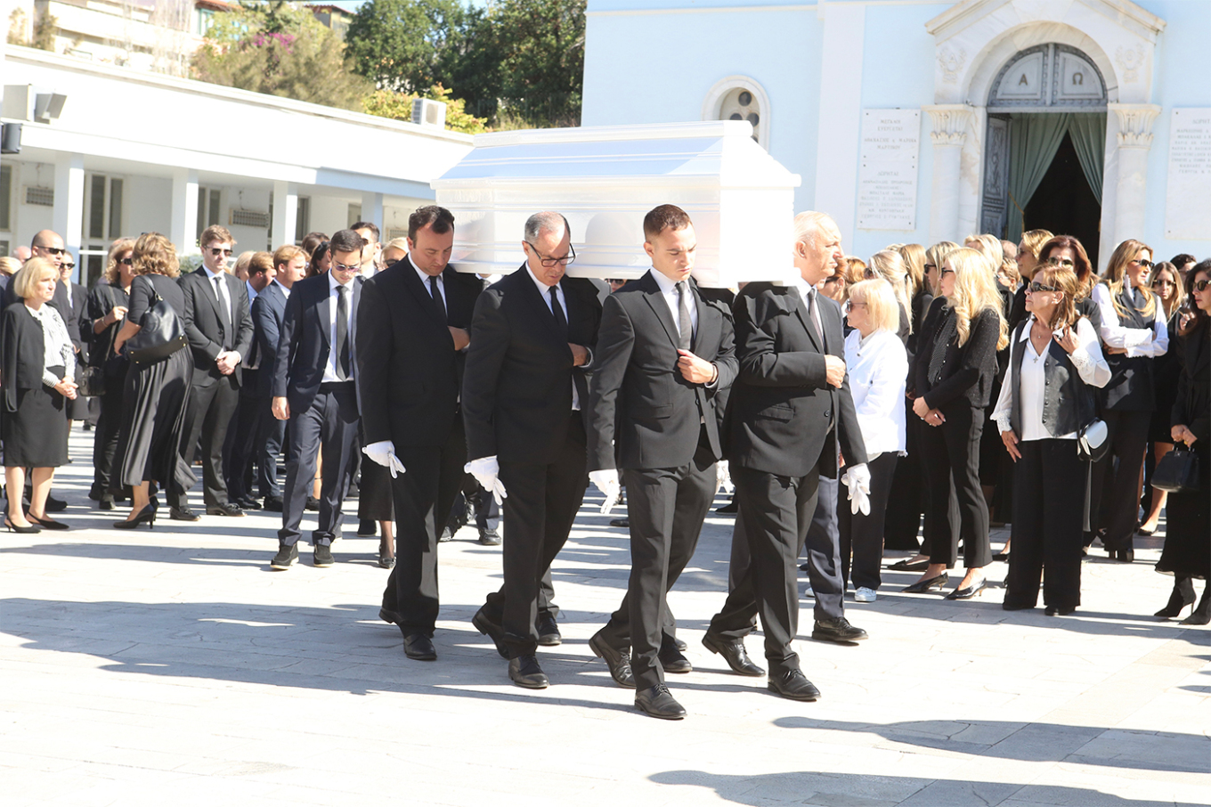 Σε κλίμα βαθιάς συγκίνησης η κηδεία της Μαρίσσας Λεμού – Δείτε ...