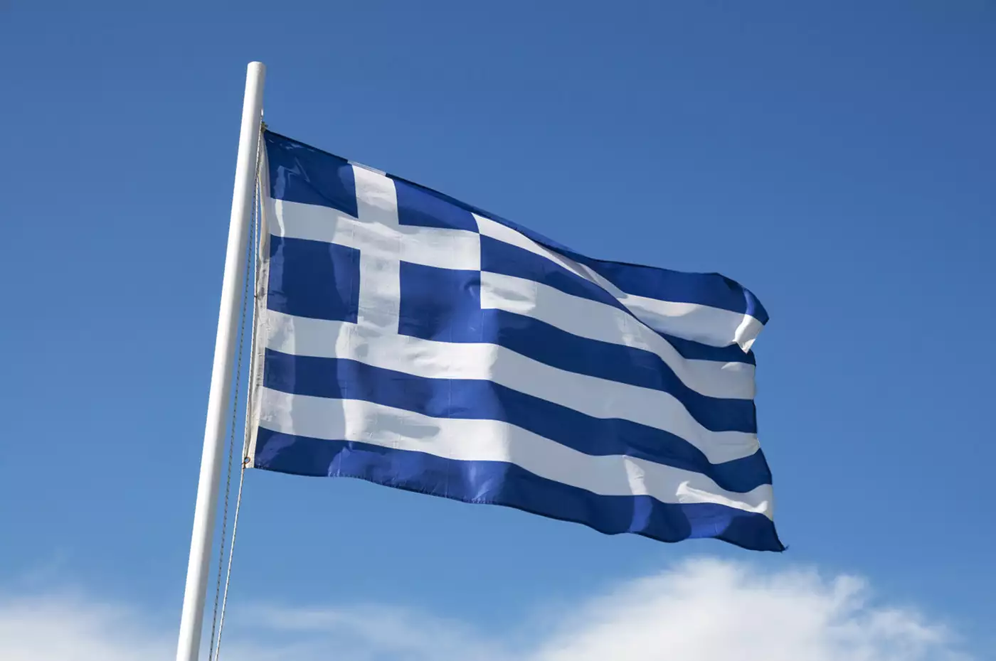 Ρόδος: Συνελήφθη Δανή τουρίστρια που κατέβασε και πέταξε την ελληνική ...