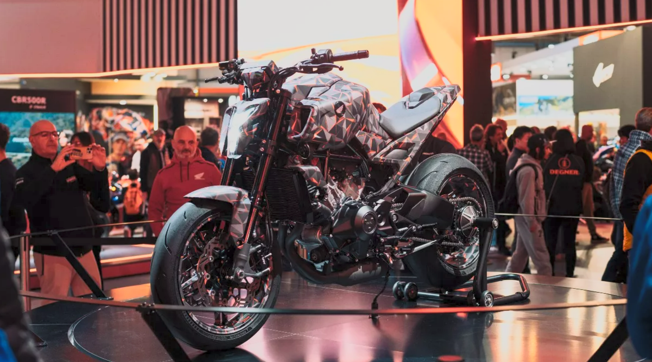 Honda V3R 900E: Η πρώτη μοτοσικλέτα με V3 κινητήρα και ηλεκτρονικό ...