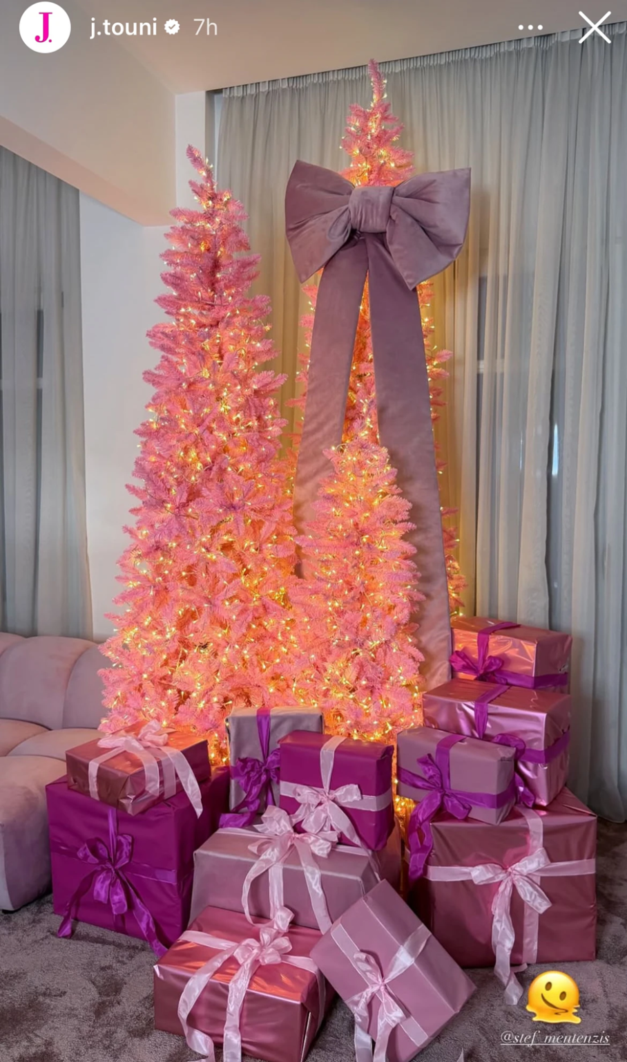 Όλα είναι ροζ: Ο εντυπωσιακός χριστουγεννιάτικος στολισμός της Ι.Τούνη στο σπίτι της στη ...