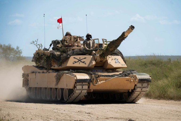 ΗΠΑ: Από άρματα μάχης Μ-1Α2 Abrams εκτοξεύτηκαν drones «καμικάζι ...